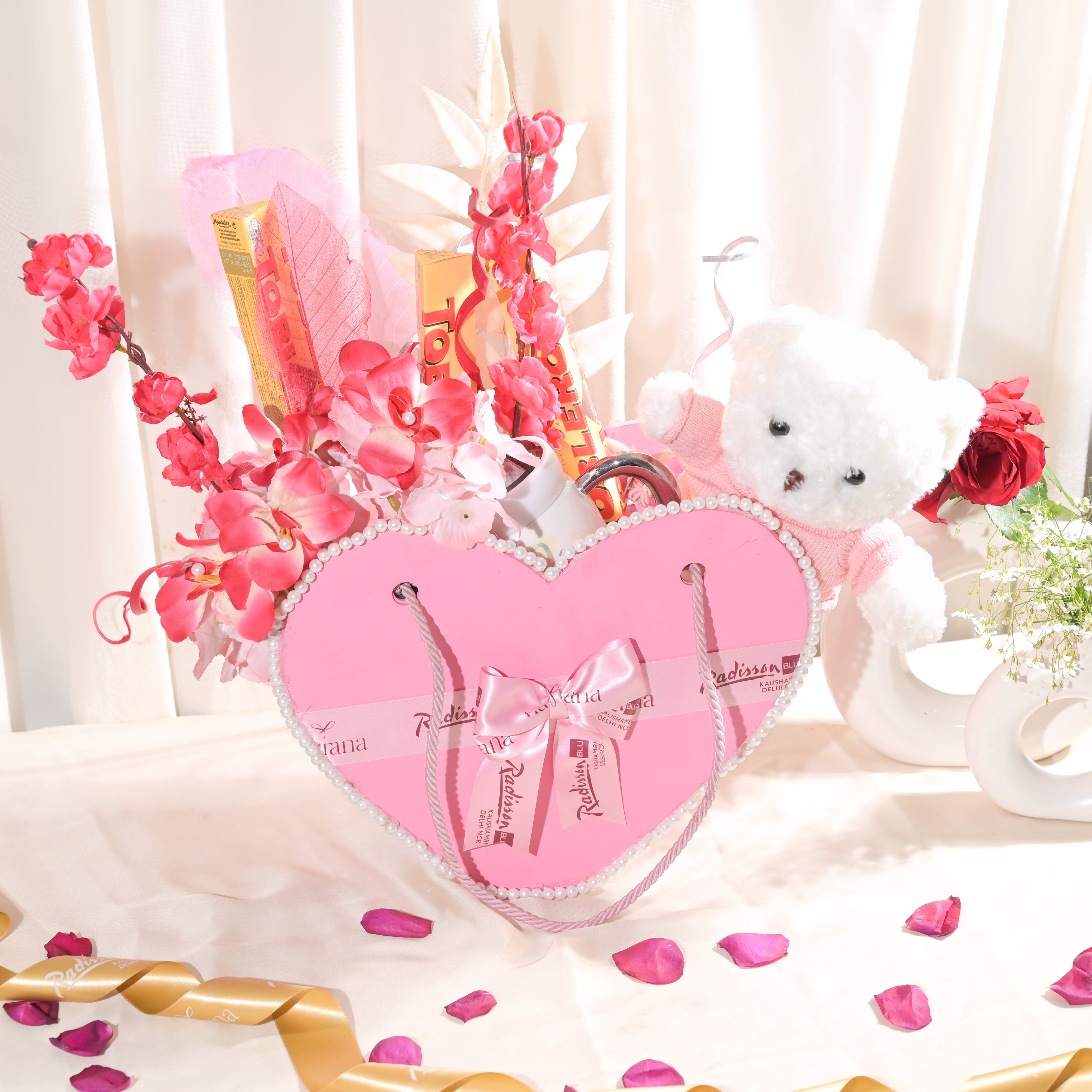 Buy Royal Bloom Gift Hamper Online – Luxury Romantic Gifts India ...